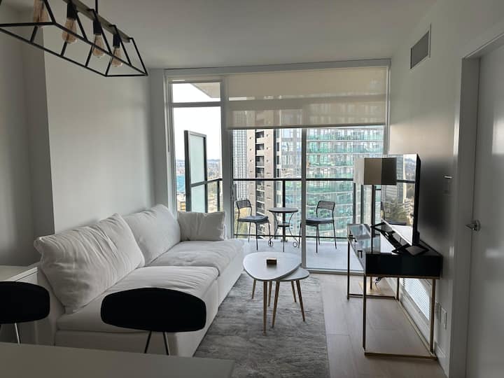 Modern Apartment, Free Parking In King George Hub. - Surrey, BC