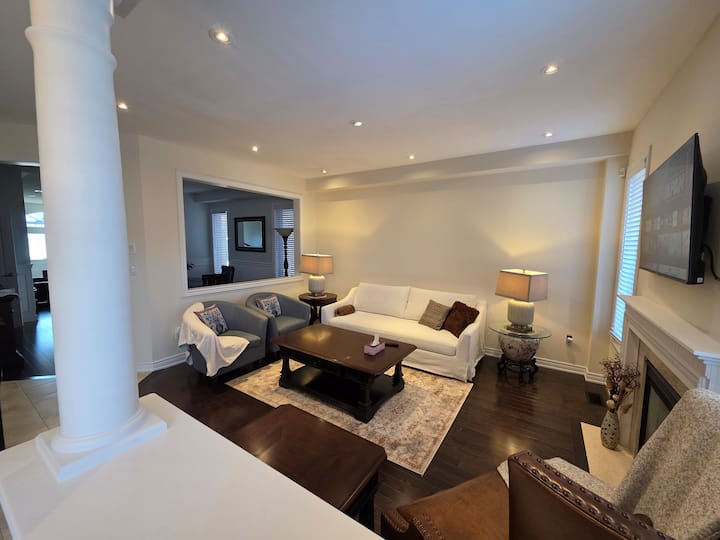 4br Detached Home
W/ Office. Sleeps 6 New Baths! - Oakville