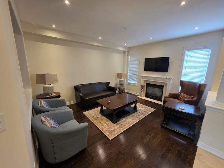 New Baths! 4br Home
W/ Office. Sleeps 6 - Burlington