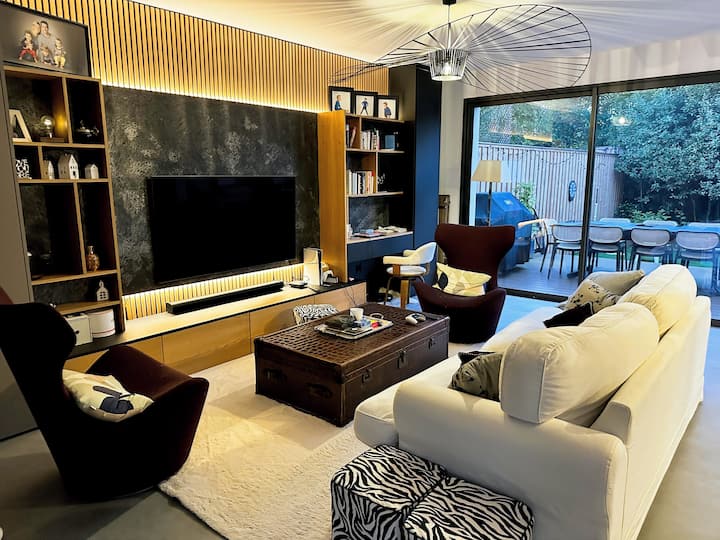 Maison Moderne Avec 4 Suites, Jacuzzi Et Jardin. -