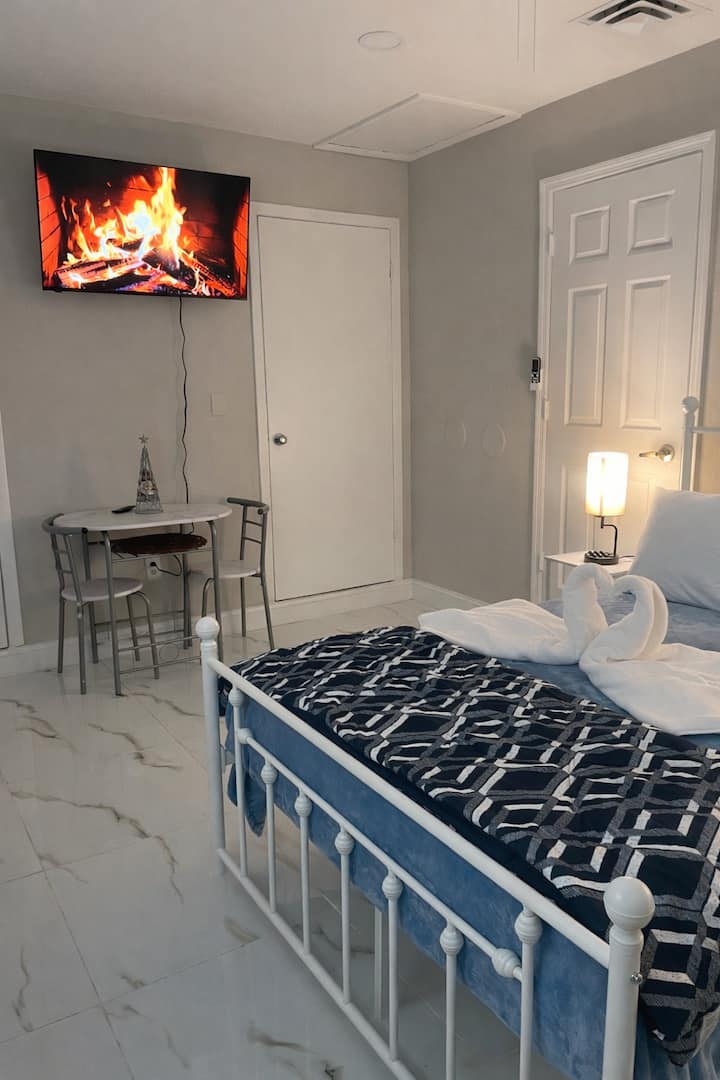 Modern Luxury Stay In Tampa - Tampa, FL