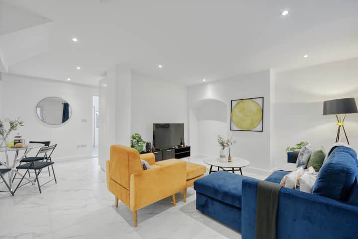 25% Off Modern Edgware Home | Parking & Garden - Barnet