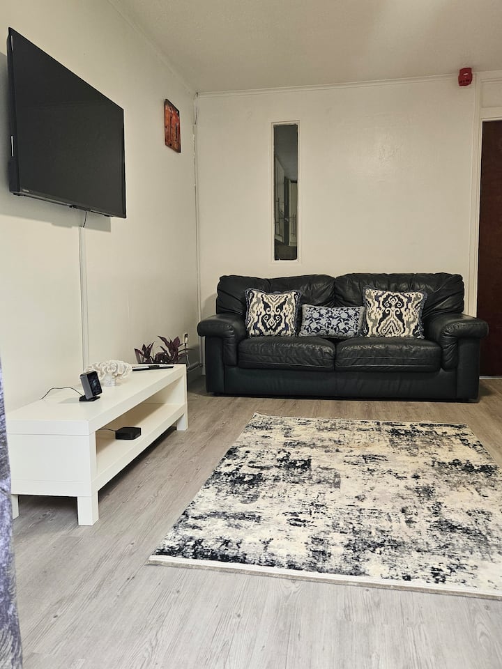 Cosy 3 Bedroom Bungalow Close To A Canal Walkway - Milton Keynes