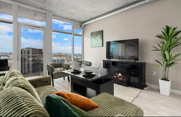 Downtown Vibes | Prime Location + Rooftop Jacuzzi - Coronado Island, CA