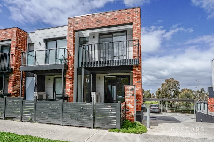 The Perfect Townhouse - Geelong