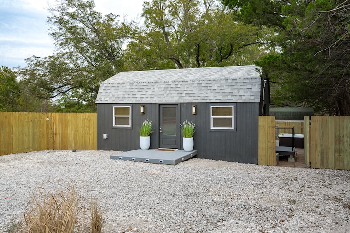 Modern Luxury Cottage W/ Private Hot Tub | New - Stillwater, OK