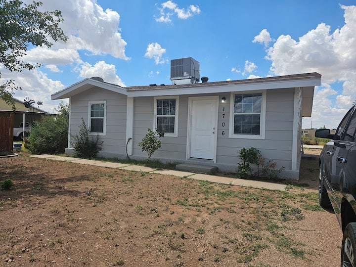 Beautiful House 2 Br 2 Ba Near Downtown Midland - Midland, TX