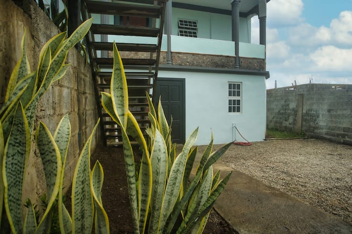 Modern & Peaceful 2br Apartment | Free Parking - Dominique