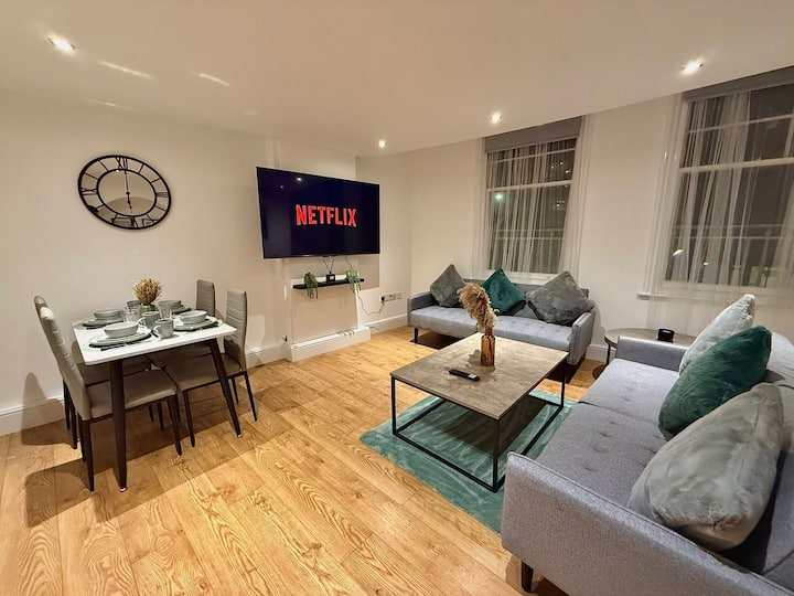 Luxury 3br Cityapt | Parking | 65” 4ktv | Sleeps 8 - Sheffield