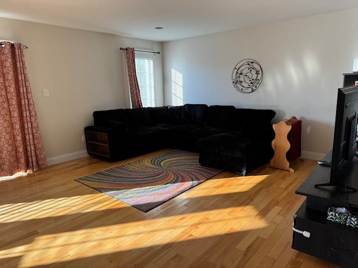 Spacious 4-bedroom Home | Sleeps 12 | Free Parking - Fredericton