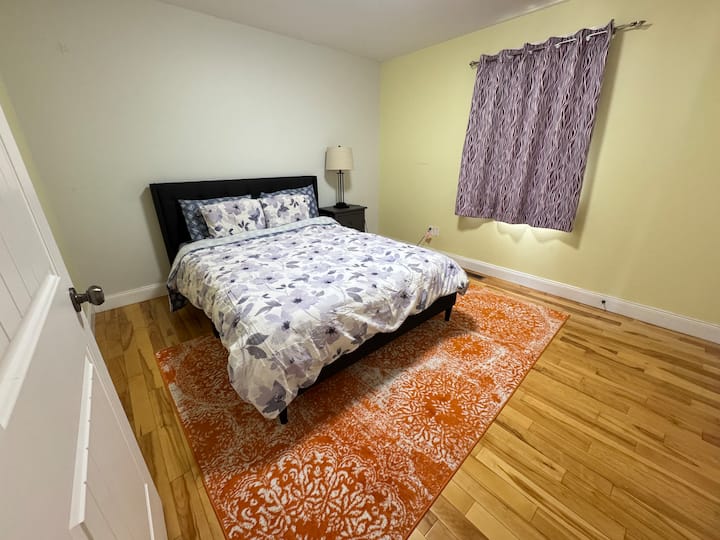 Spacious 4-bedroom Home | Sleeps 12 | Free Parking - Fredericton