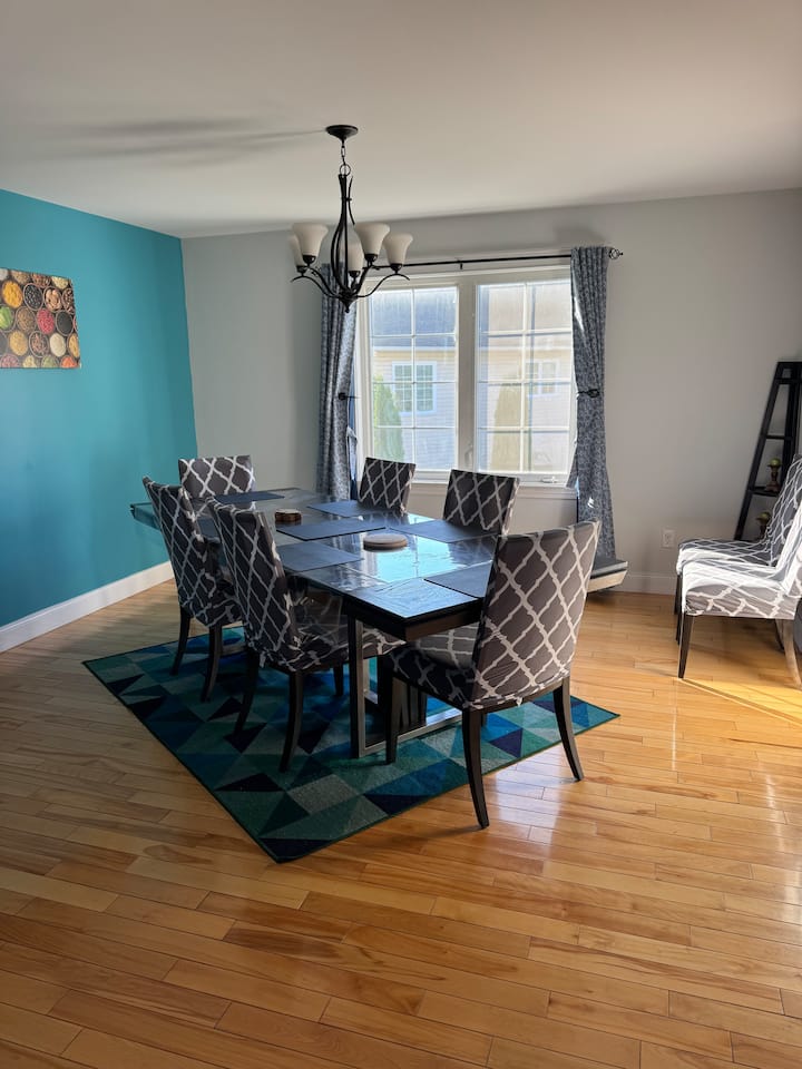 Spacious 4br Home | Quiet Area | Free Parking - Fredericton