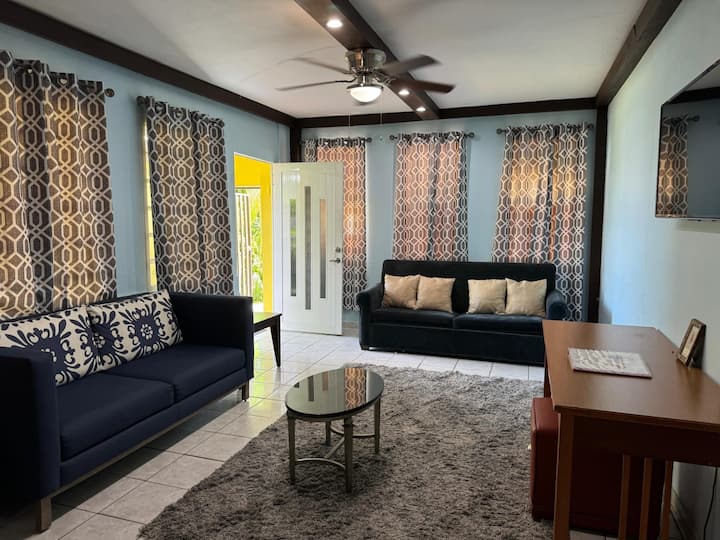 Spacious Perfect For Big Groups! - Levittown