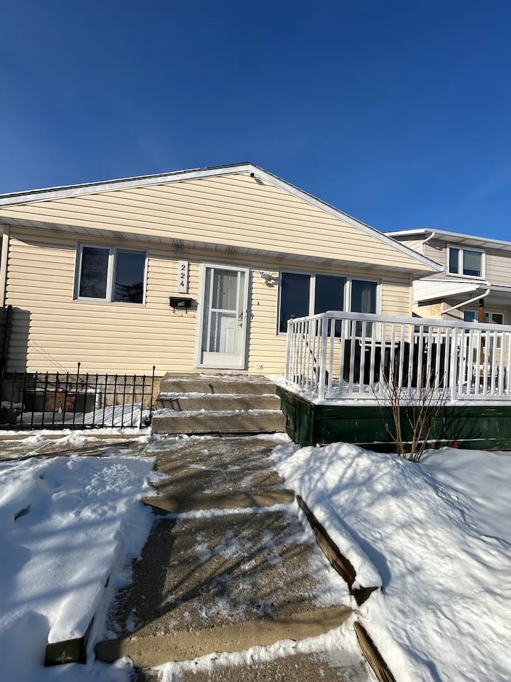 Cozy Urban Bungalow In Rundle, Calgary - Calgary
