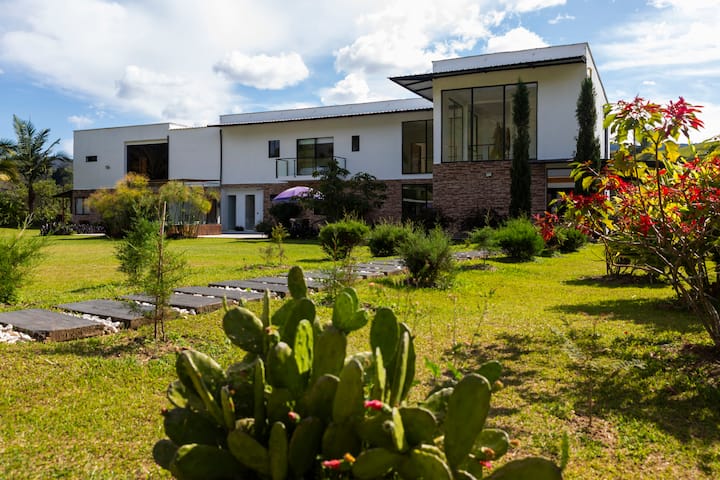 Luxury Nature Villa Nr Medellín W/ Pool & Jacuzzi - Barbosa