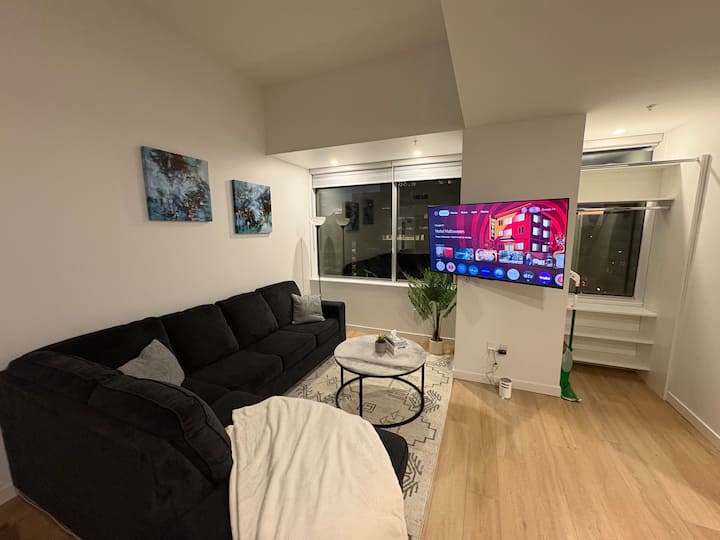 Modern 2bd 2bth *Dt Views* - Edmonton