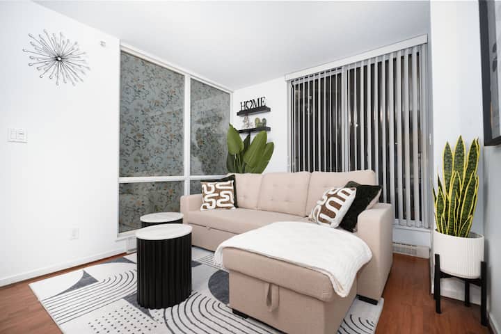 Luxury Downtown 3br/5bed/sleeps 8 + Hot Tub - Vancouver