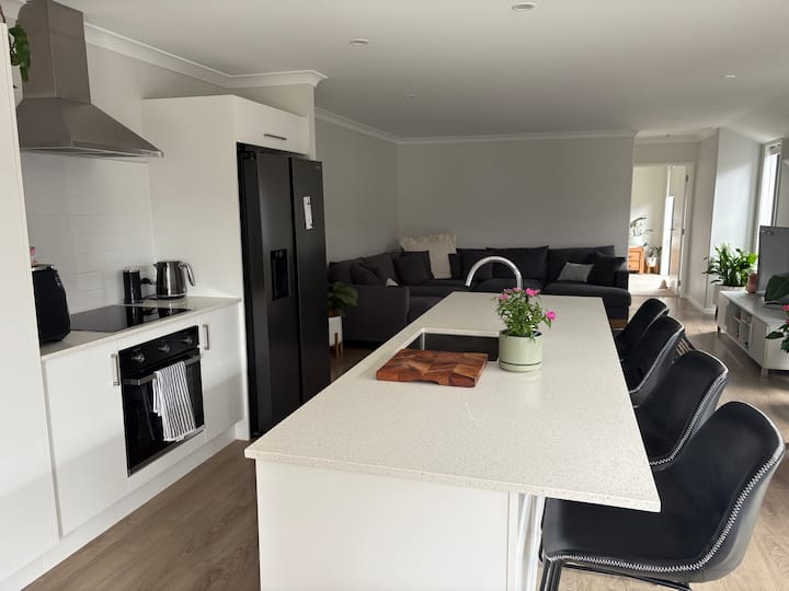 Sunny Papamoa Retreat - Walk To Beach And Shops - Papamoa