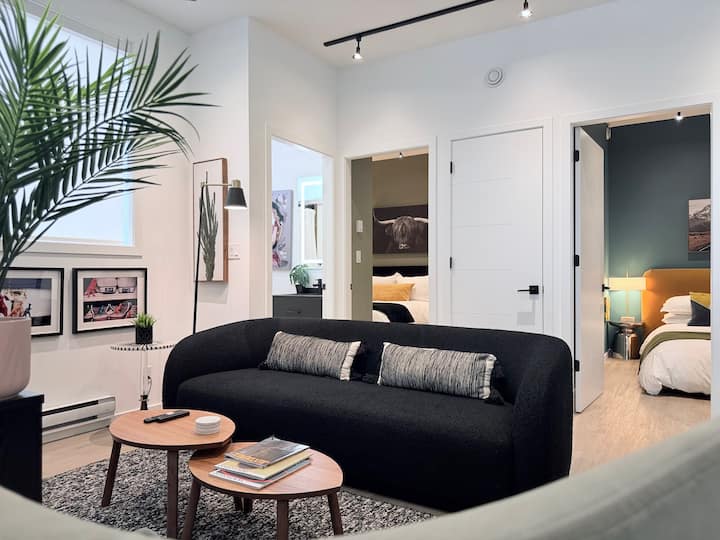 The Yellow Door - Modern Guest House Near Downtown - Burnaby