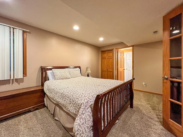 Room In Solar + Ev House - Bloomington, IL