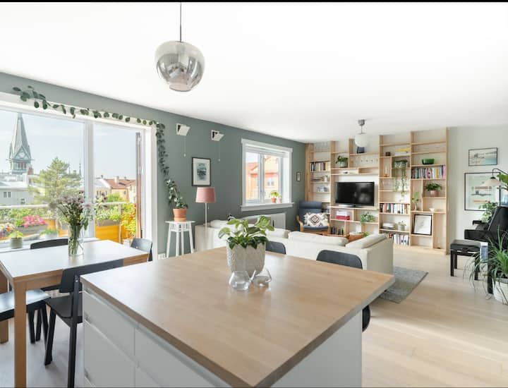 Lys Og Rolig Leilighet Med Fantastisk Balkong - Oslo