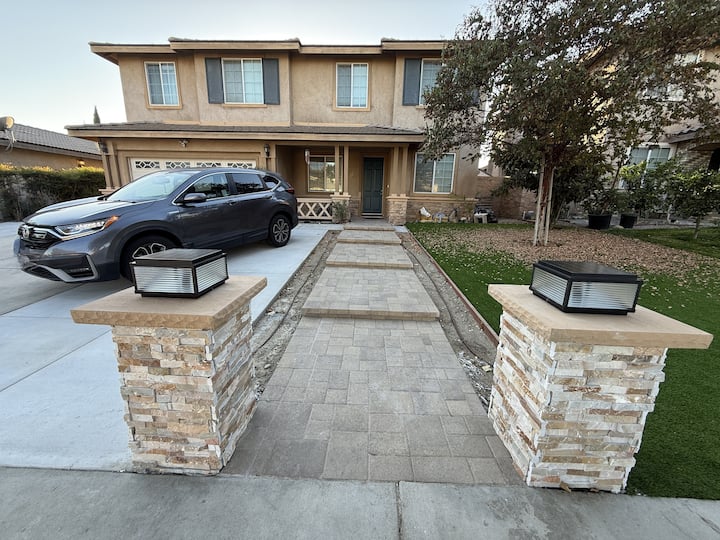 Spacious 4-bedroom Home W/ Office, Loft Sunroom - Fontana, CA