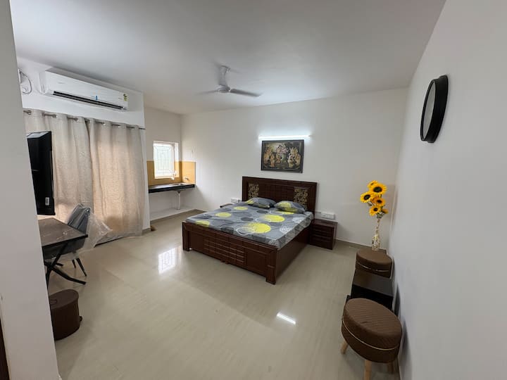 Cozy Modern Retreat | Central Location Fast Wi-fi - Vrindavan