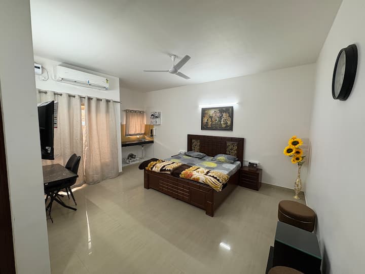 Cozy Modern Retreat | Central Location Fast Wi-fi - Vrindavan