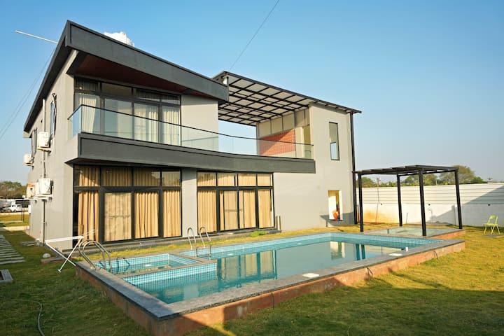 Luxe Poolside Farmhouse Escape - Hyderabad