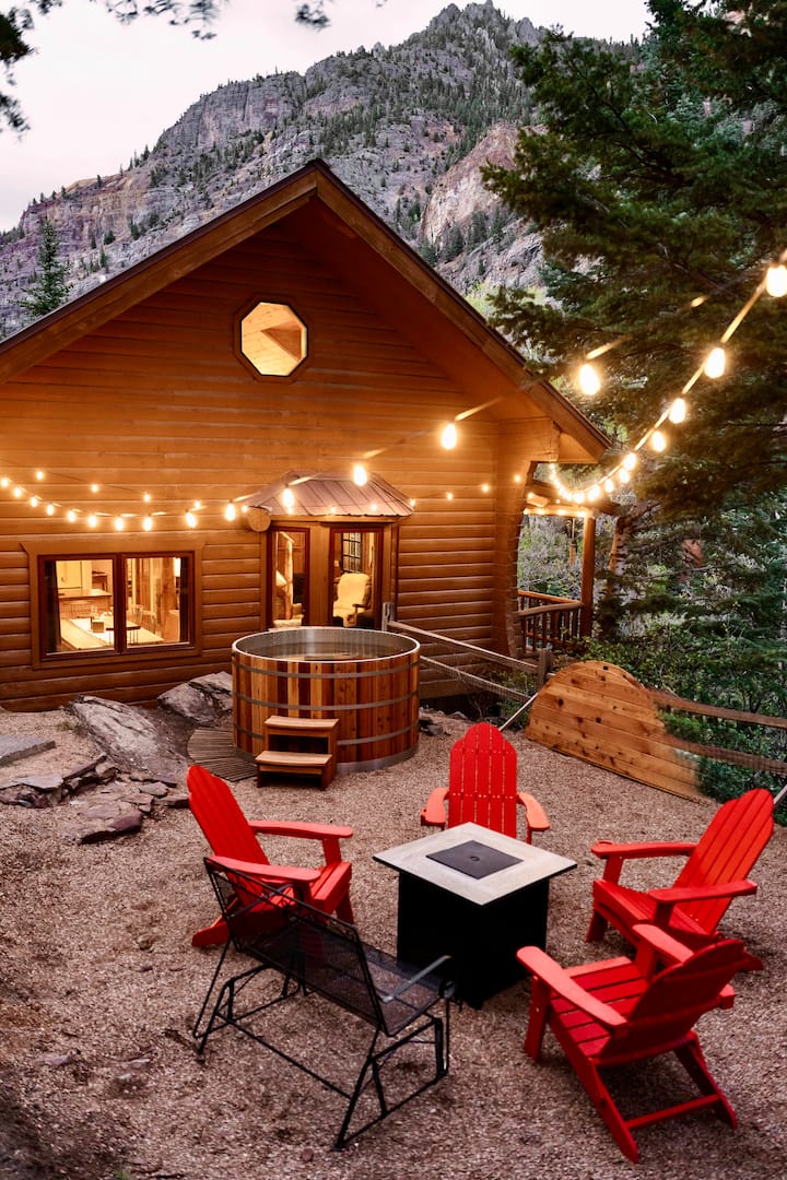‘Almost Heaven Ouray’ Retro River Cabin - Ouray, CO