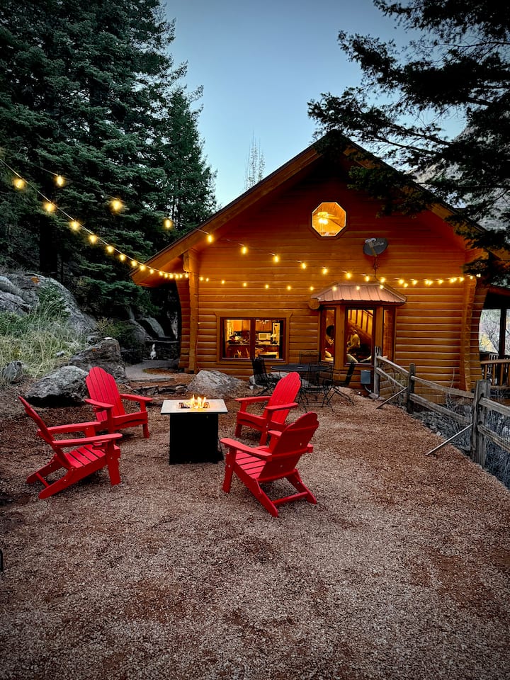 ‘Almost Heaven Ouray’ Retro River Cabin - Ouray, CO