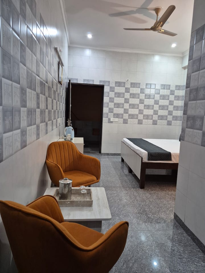 Raghuleela Dham, Govardhan Parikrama Marg - Govardhan