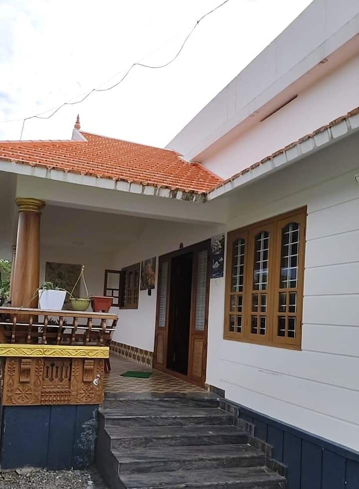 Entire Hill-view Home. 10 Guests · Mountain View - Marayoor