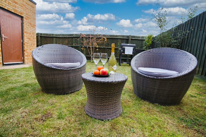 Milton Keynes 6 Large Bed Contractor Free Parking - Milton Keynes