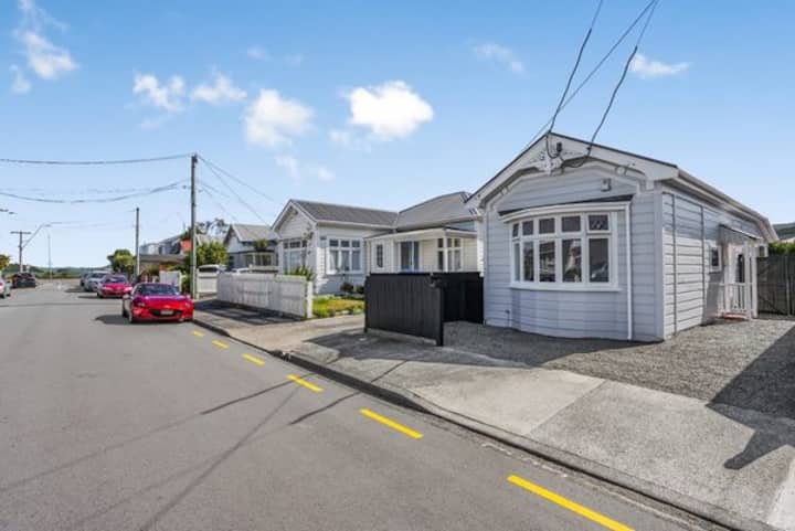 Charming Petone Beach Cottage - Lower Hutt