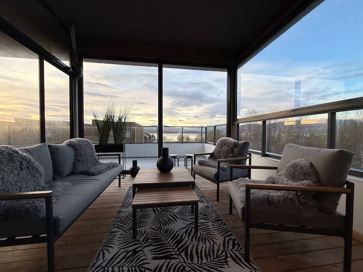 Moderne Og Romslig Leilighet Med Stor Terrasse - トロムセー