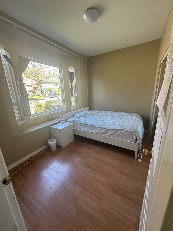 Main Floor Bedroom For Quiet Single Share Bathroom - Burnaby