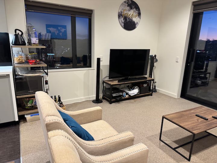 Modern Apartment With Sunset Views - Auckland
