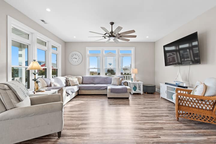 Ocean View Home Centrally Located 1 Block To Beach - Oak Island, NC