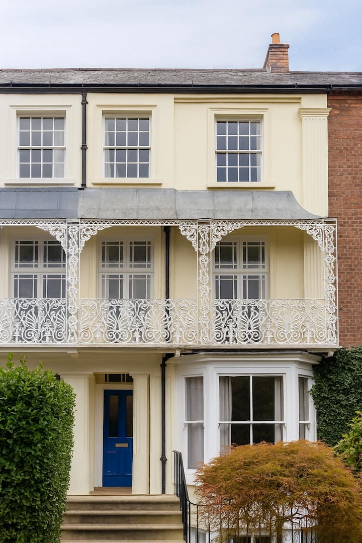 Contractor Ready, 5 Bed With Secure 2 Car Garage - Northampton