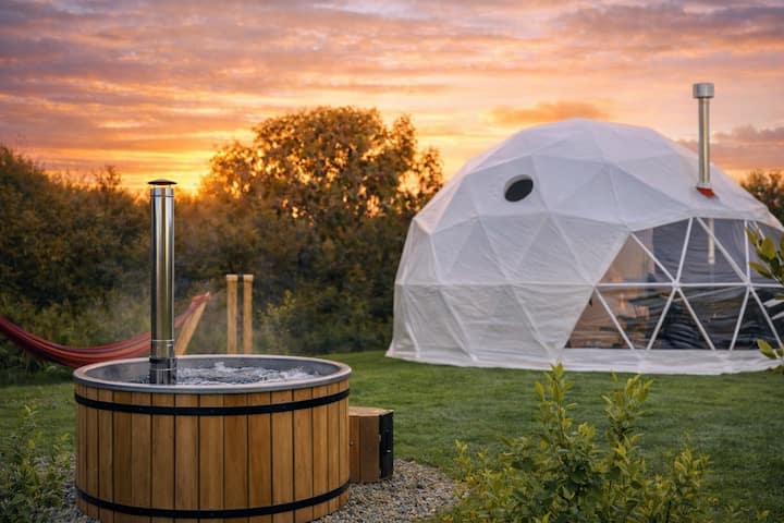 The Alpaca Hideaway Luxury Geo Dome With Hot Tub - Little Haven