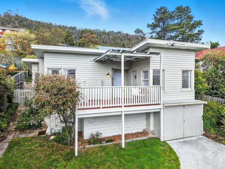 The Gilded Retreat | Boutique Cottage, New Norfolk - Hobart