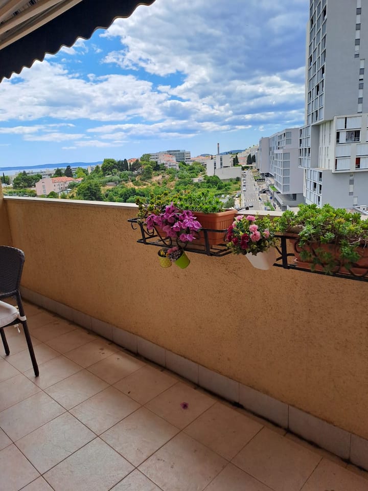 Large Sunny Apartment – Walk To City & Beach - Split