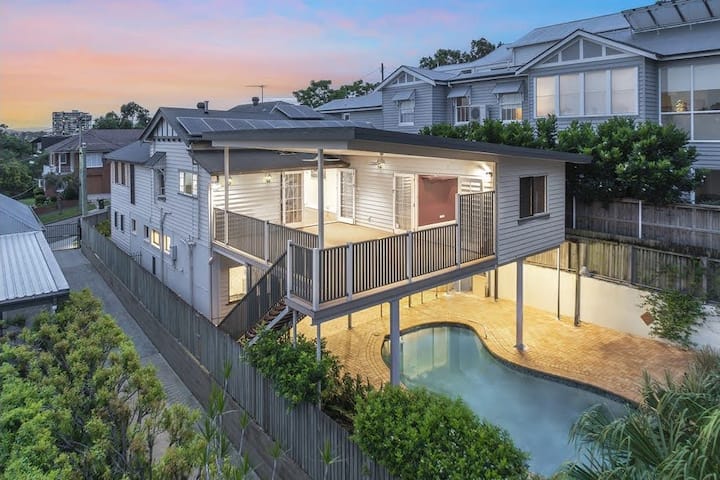 Ascot Hillside Haven • City Views & Luxe Comfort - Ascot