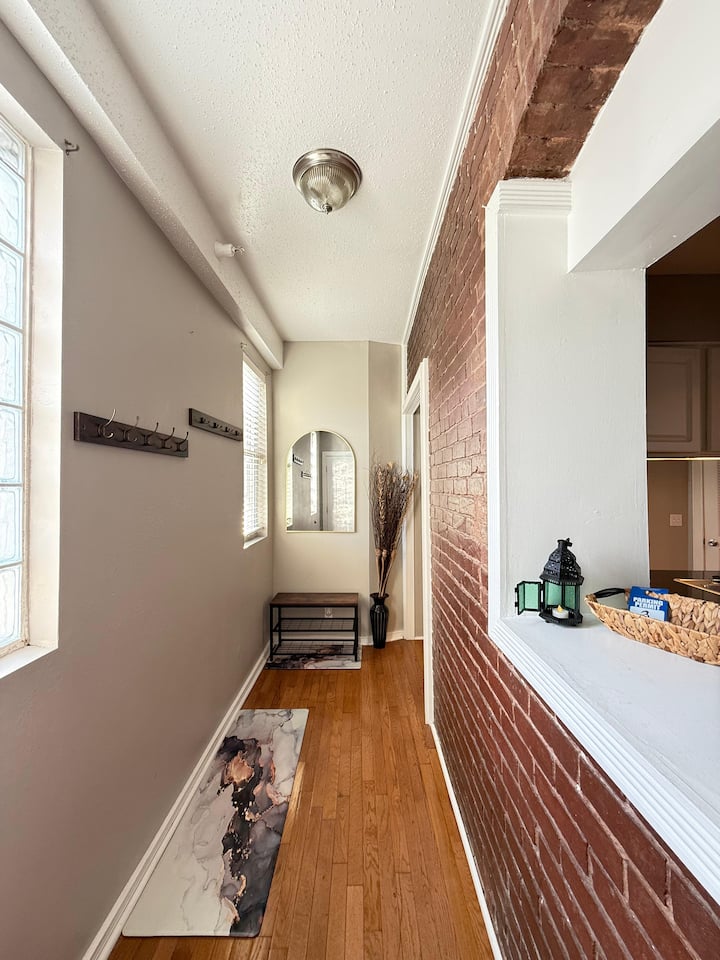 The Brick Haven | Artsy Downtown Retreat - 오마하