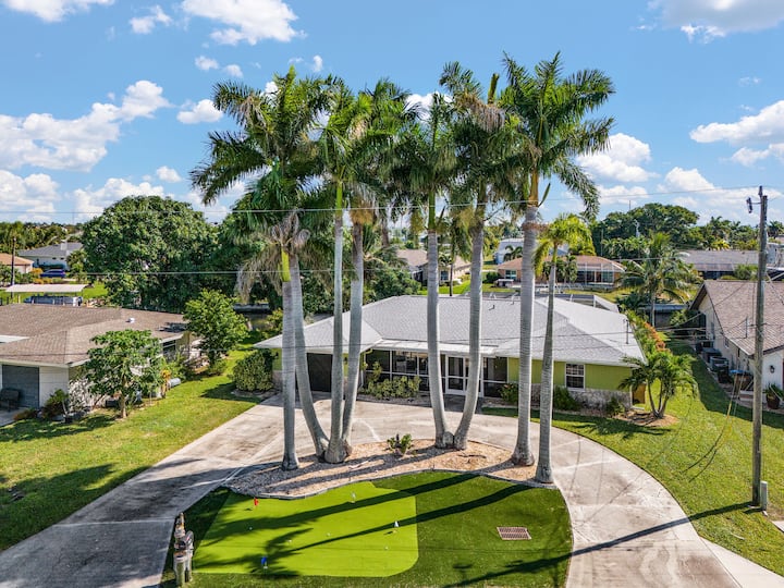 Waterfront Canal Access Home With A Pool And Dock - 佛羅里達