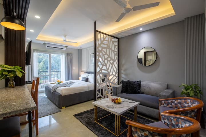 Elegant Chic 1bhk Suite W/ Balcony | Central Ggm - Gurugram