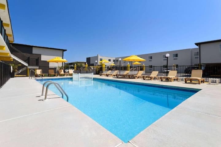 The Vibes Hotel | Deluxe King | Parking - Wildwood, NJ