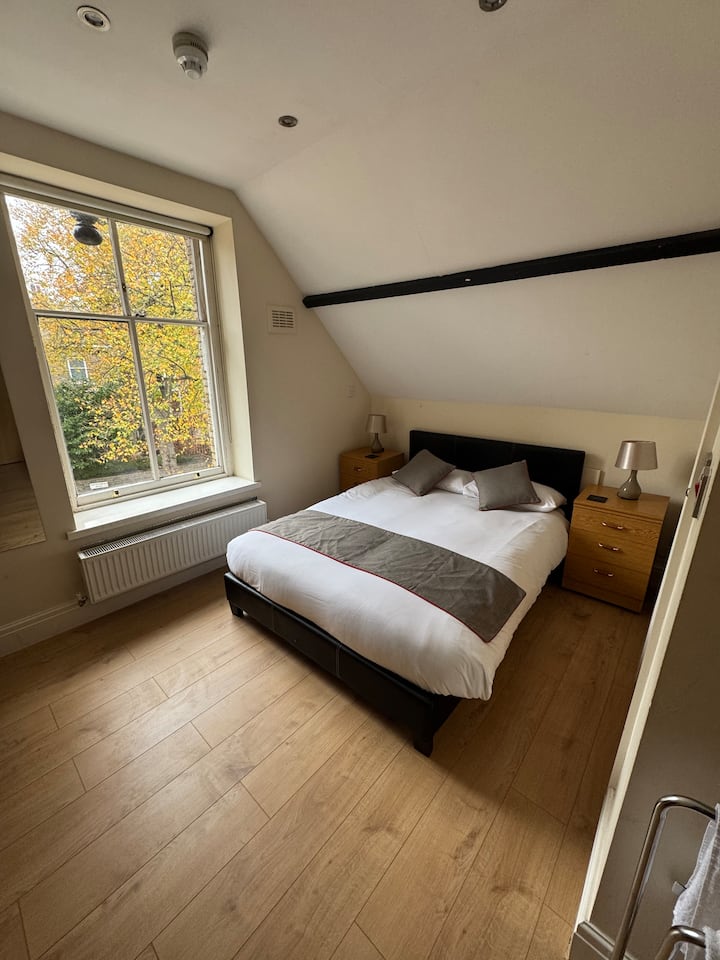 Relaxing En-suite With Lounge, Kitchen And Parking - Sheffield