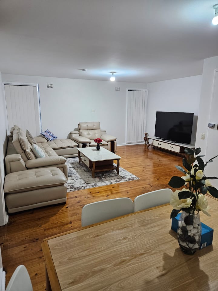 Campbelltown Family Retreat | 3-bedroom Home - Sydney